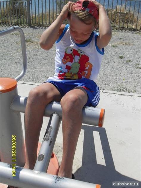 Мальчик в спортивных синих шортах Шорты фото