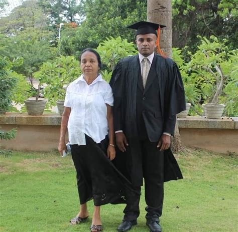 සිතුවිලි විමන Asia Cup එක දිනලා Team එකත් එක්ක Fight එකෙන් එළියට බහිද්දී Airport එක පිරෙන්න