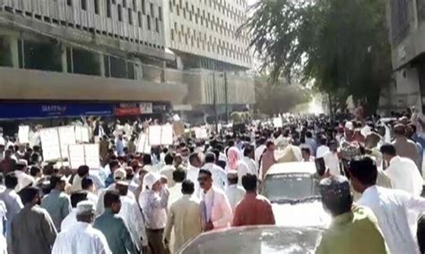 کراچی پولیس کا احتجاج کرنے والے اساتذہ پر لاٹھی چارج، متعدد کی گرفتاری