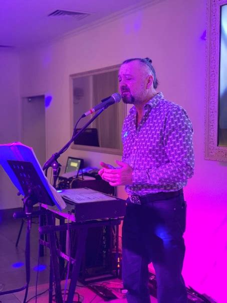 Живая музыка чудесный ужин и вино то что нужно для приятного вечера В эту пятницу и субботу