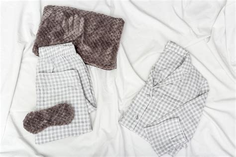 회색 잠 옷 잠 마스크 흰색 구겨진 시트에 부드러운 푹신한 쿠션 편안한 잠 옷을 침대에 편안 하 게 평면도 평평한 누워 0명에 대한 스톡 사진 및 기타 이미지 Istock