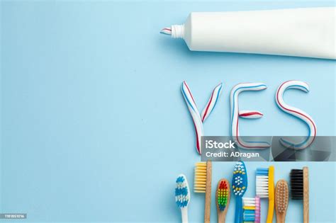 치약에서 단어 예 파란색 배경에 컬러 치약과 칫솔튜브 치아의 적절한 청소 및 관리의 개념 텍스트의 공간을 복사합니다 건강관리와 의술에 대한 스톡 사진 및 기타 이미지