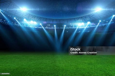 푸른 잔디밭이 있는 아름다운 스포츠 경기장은 밤에는 별과 함께 푸른 스포트라이트로 빛납니다 스포츠 대회세계 선수권 스타디움에 대한 스톡 사진 및 기타 이미지 Istock