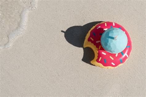 복사 공간 여름 방학 및 여행 컨셉의 백사장 해변에서의 열 대 음료 0명에 대한 스톡 사진 및 기타 이미지 0명 개념 관광 Istock