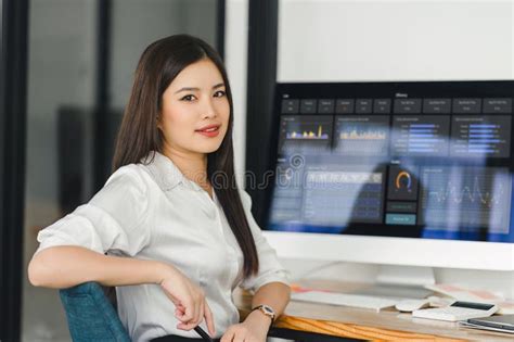 Professional Data Analyst Using Data Visualizations Dashboard On