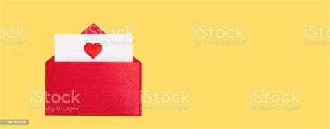 카피스페이스가 있는 노란색 배경에 하트가 있는 종이가 있는 빨간색 열린 봉투배너 발렌타인 데이 휴일 컨셉과 러브 노트 0명에 대한 스톡 사진 및 기타 이미지 Istock