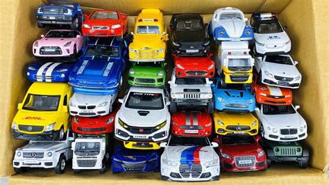 모형 자동차 다양한 크기의 소형 자동차로 가득 찬 상자 다리 위의 다이캐스트 자동차 평가 및 시승 구급차 소방차 경찰차 세단 Suv 리무진 Youtube