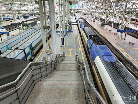 [ren사진관] 태풍 힌남노에 열차 운행 멈춰 한산한 서울역