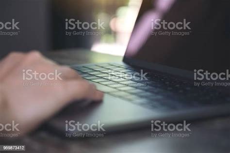노트북 키보드에 입력 하 고 손의 근접 촬영 이미지 배경 흐림 노트북에 대한 스톡 사진 및 기타 이미지 노트북 손 여자