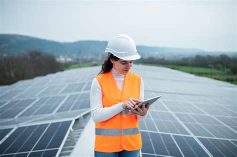태양 전지판 농장에서 검사를 위해 디지털 태블릿을 사용하는 여성 엔지니어 재생 에너지에 대한 스톡 사진 및 기타 이미지 재생