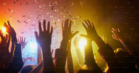 색종이 조각 아래에 서서 음악 공연에서 손을 들고 있는 알아볼 수 없는 사람들의 그룹 사진 Unsplash의 사람 이미지