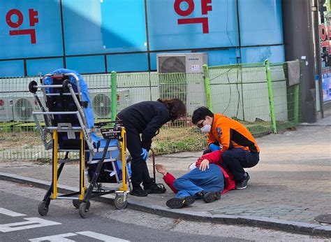 Eung Gyo 혁명의 틈새 독재자가 되려던 소인배의 파면을 보고 기뻐 눈시울 떨며 돌아오는 찬 아스팔트에 쓰러진 노인 칠십대 중반 이상일까 일으켜 앉히려니