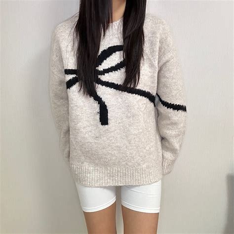 오피뉴 유넥 오버핏 자가드 스웨터 리본 니트 위시버킷