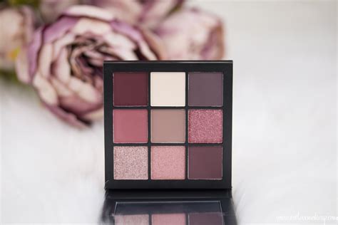 Huda Beauty Mauve Obsessions Palette Eat Love Make Up блог за