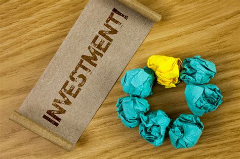 개념적 손 투자 동기 호출을 보여주는 작성입니다 비즈니스 사진 이윤을 골 판지 종이 조각 나무를 뭔가 넣고 돈을 시간을 보여주는 배경 종이 공 0명에 대한 스톡 사진 및