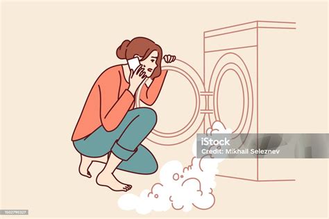 고장난 세탁기 근처에 있는 여자가 드럼에서 거품이 쏟아져 나오기 때문에 가전제품 수리공을 부른다 세탁기에 대한 스톡 벡터 아트