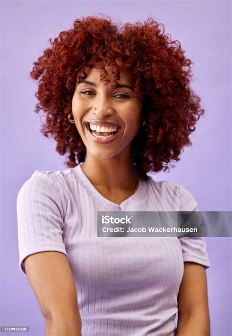 자연스러운 아프리카의 아름다움과 자신감 자부심 스튜디오의 보라색 배경에 미소를 지닌 여성의 초상화 미용실에서 아프리카 또는 피부과 스킨케어를 위한 행복 얼굴 및 콜라겐