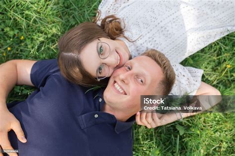 남자와 여자의 여름 재미 풀밭에 함께 누워 웃고 있는 사랑에 빠진 젊은 부부의 탑 뷰 20 24세에 대한 스톡 사진 및 기타 이미지 20 24세 25 29세 2명