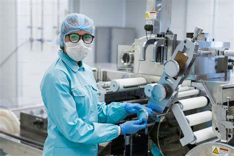 화학 산업의 원료 저장을위한 알루미늄 탱크 기업의 멸균 조건 사진 Unsplash의 자동 이미지