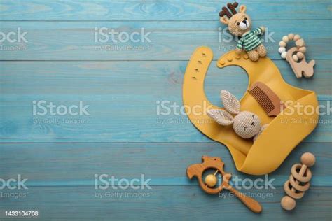 연한 파란색 나무 배경에 실리콘 아기 턱받이와 장난감이있는 평평한 누워 구성 텍스트를 위한 공간 0명에 대한 스톡 사진 및 기타 이미지 Istock