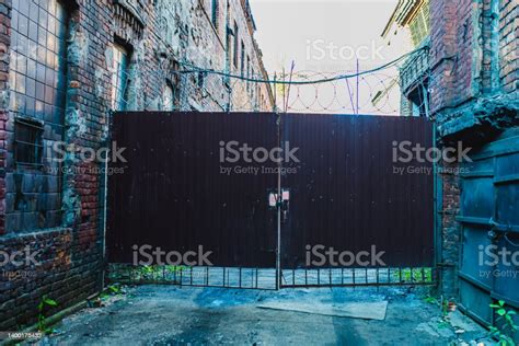 자물쇠가있는 오래된 금속 문 자유 개념 산업 배경 그런 지 갈색에 대한 스톡 사진 및 기타 이미지 갈색 강철 건축