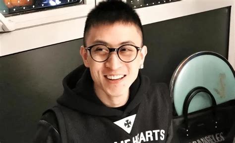 秦奋背景经历曝光曾与阿娇关系匪浅父亲是知名叠码仔 腾讯新闻