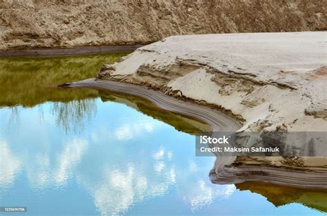 노천 광산에서 모래와 자갈 세척 생산 공정 자갈이나 광석을 분쇄하고 모래 세척 장비를 통해 모래와 자갈을 세척하여 진흙 함량이 적은 미세한 모래를 얻습니다 0명에 대한 스톡