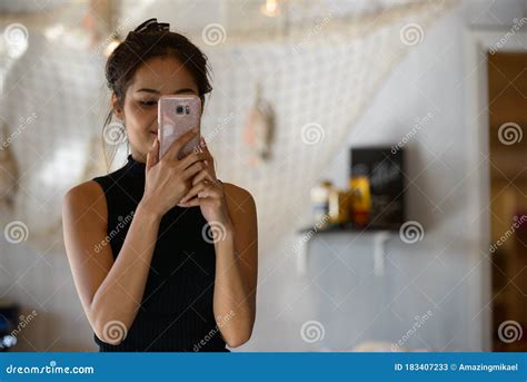 年轻美丽的亚洲女游客在咖啡馆里用手机拍照 库存图片 图片 包括有 照片 细分 通信 节假日 夫人 183407233