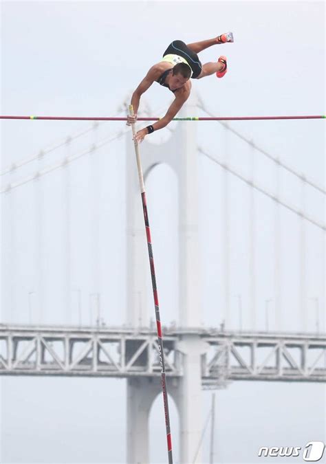 광안리에서 펼쳐지는 장대높이뛰기대회 네이트 스포츠