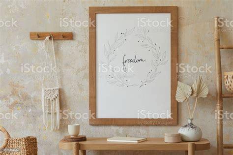 모의 포스터 프레임 우아한 액세서리 꽃병에 말린 꽃 나무 콘솔 및 세련된 가정 장식에 매달려 등나무 오두막거실의 베이지 보헤오 인테리어 템플릿 0명에 대한 스톡 사진 및