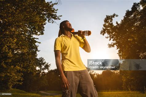 어쿠스틱 기타의 날을 가진 아프리카 계 미국인 남자는 일몰에 꿈을 꾸고 있습니다 공원에 대한 스톡 사진 및 기타 이미지 공원 기타 연주자 기타 현악기 Istock