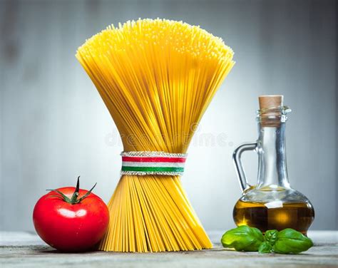 Μακαρόνια που δένονται ιταλικά με μια κορδέλλα Στοκ Εικόνα εικόνα από 35697919