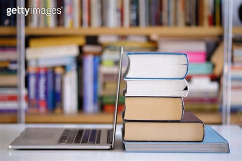 Stack of books and computer at the library 이미지 1305103115 게티이미지뱅크