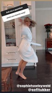 Insta Vid Rg Heidi Klum Slight Panty Flashes Dancing In Robe Phun Org Forum