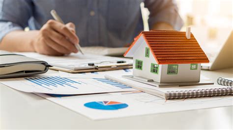 부동산 사업가 주택 판매 에이전트 Kraah 사무실에서 현대 노트북과 계산기와 소득 차트 및 그래프 전략적 개념 개념에 대한 스톡 사진 및 기타 이미지 Istock