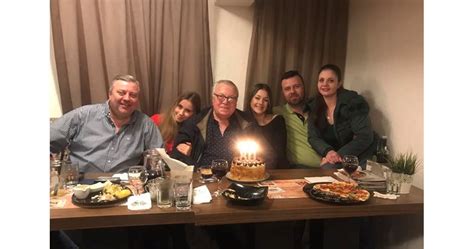 Неофит и брат му празнуват с една торта