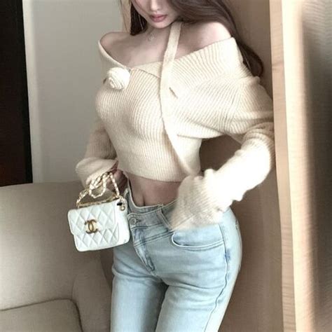 브이넥 카라 입체 플라워 골지라인 크롭 니트 티셔츠 결혼식투피스 하객 가을 데이트 데일리 오피스룩 니트티 오피스룩 캐주얼 러블리 봄 맨투맨 카디건