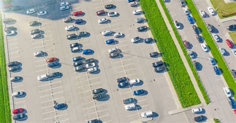 도시 식료품 점에서 슈퍼마켓 쇼핑객의 많은 자동차가있는 주차장의 공중 하향식 전망 사진 Unsplash의 주차 이미지