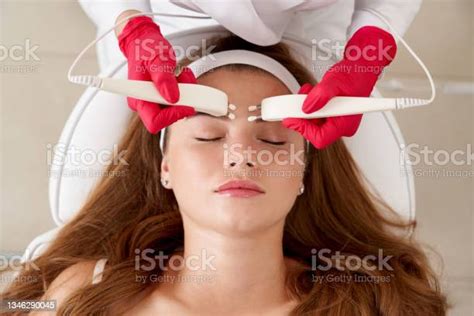 치료사로부터 자극 전기 얼굴 치료를받고 스파 클리닉에서 아름다운 여자 미세 전류 치료 중 젊은 여성 얼굴의 클로즈업 사람 얼굴에 대한 스톡 사진 및 기타 이미지 Istock