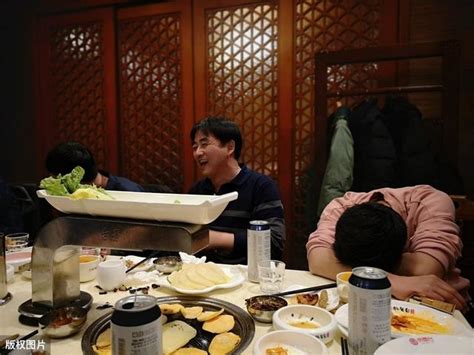 多少人敗在了不會敬酒上！學會這3招，領導高看你一眼 每日頭條