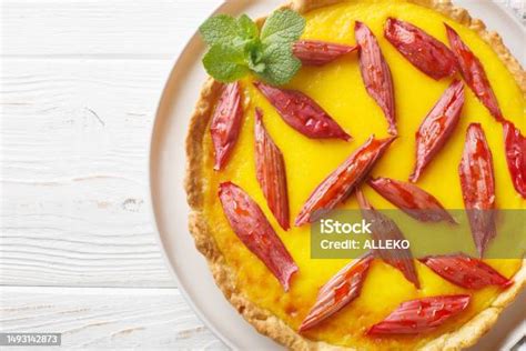 대황 커스터드 파이는 접시에 달콤한 여름 간식 클로즈업에 완벽한 퇴폐적인 디저트입니다 수평 평면도 가지 식물 부위에 대한 스톡 사진 및 기타 이미지 Istock
