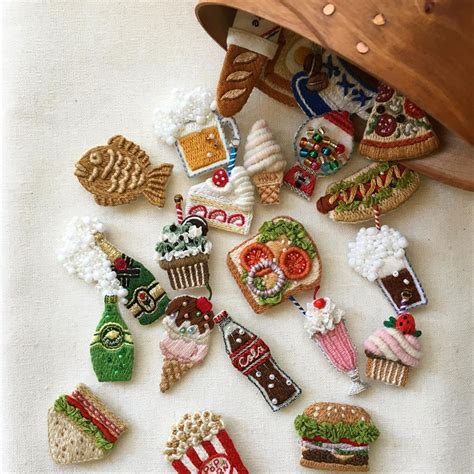 ‘아뜰리에 올라 프랑스자수 On Instagram 와르르 맛있는자수 마그넷 😋🍽 오늘 밤 8시부터 ‘오동통 과일자수 니트백 And 카드지갑 입체•비즈자수