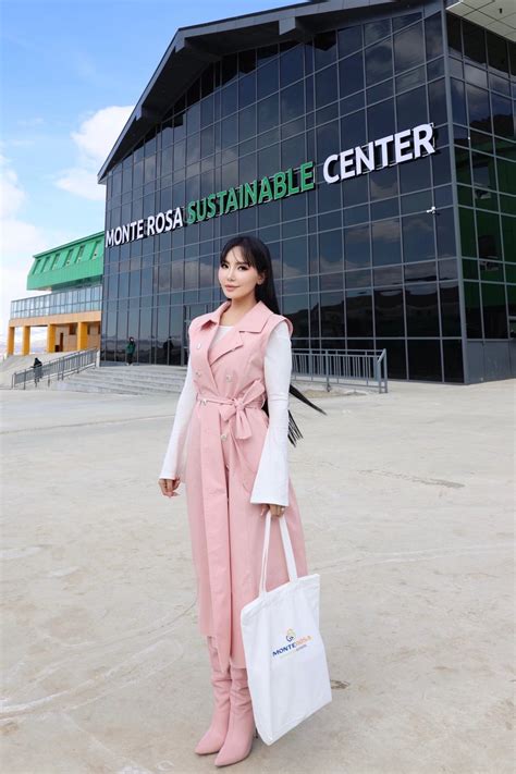 Urankholboo Манай Уянхолбоо н том хүү Хабулын сурдаг сургууль Monte Rosa Sustainable School