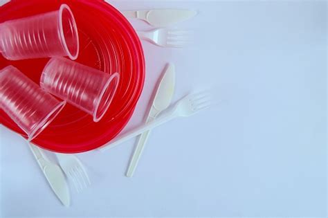 흰색 배경 클로즈업에 밝은 빨간색 플라스틱 일회용 식기 생태와 건강의 문제 0명에 대한 스톡 사진 및 기타 이미지 0명 3차원 형태 개념 Istock