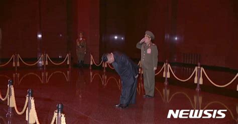 북한 김정은 김일성 23주기 맞아 금수산태양궁전 참배