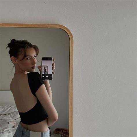 Backless Top Mirror Selfie Poses Mirror Selfie Selfie Poses Instagram