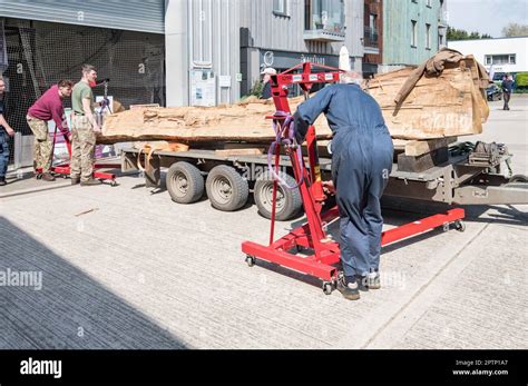 Unloading Logs Using 2000k Hydraulic Workshop Crane Hoist Lift Stands At The Longshed In