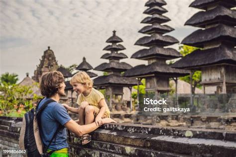 멩위 전통 발리 힌두교 사원 타만 아윤에서 아빠와 아들 관광객 발리 인도네시아 어린이와 함께 여행 개념 가득 찬에 대한 스톡 사진 및 기타 이미지 Istock