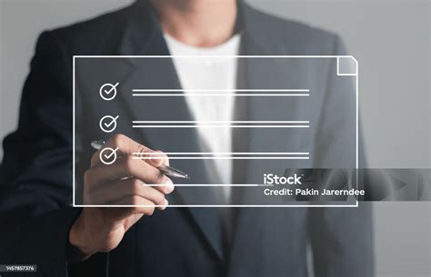 온라인으로 디지털 문서에 전자 문서에 서명하는 사업가 디지털 문서 관리 종이없는 사무실 비즈니스 계약 체결 전자 서명 개념입니다 개념에 대한 스톡 사진 및 기타 이미지