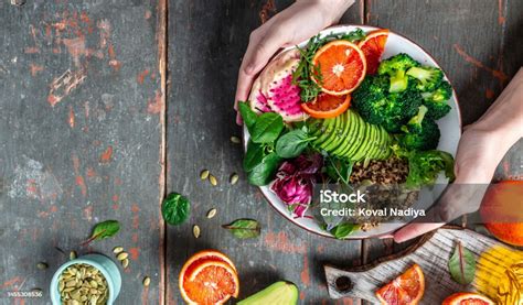 키노아 야채 채식 불상 그릇 아보카도 블러드 오렌지 브로콜리 수박 무 시금치 퀴노아 호박 씨앗을 들고 여자의 손 맨 위 보기 건강한 식생활에 대한 스톡 사진 및 기타 이미지